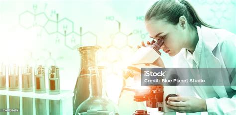 과학 및 의학 실험실 악기 현미경 시험관 및 실험실에서 미생물학 및 화학에 대 한 유리 플라스 크의 이중 노출 이미지 Dna에 대한 스톡 사진 및 기타 이미지 Istock