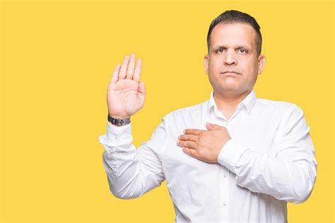 격리 된 배경 위에 중세 아랍 우아한 남자 손으로 가슴과 오픈 팜 충성도 약속 선 서를 만들기에 맹세 헌신에 대한 스톡 사진 및 기타 이미지 Istock