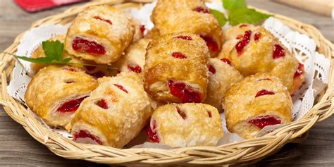 Как приготовить из слоеного теста хрустящие булочки с клубникой — простой рецепт за 20 минут Nv