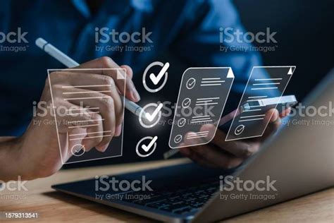 문서 관리 검사 시스템 온라인 문서 데이터베이스 및 프로세스 관리 파일 돋보기 확인 및 문서 폴더에 대한 초점 문서 기업 비즈니스 기술 개념입니다 가상현실에 대한 스톡 사진