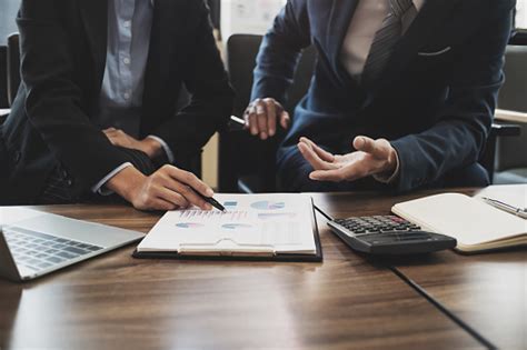 스타트 업 비즈니스 팀 주먹 성공적인 판매 프로젝트를 부딪칩니다 2명에 대한 스톡 사진 및 기타 이미지 2명 개념 건설