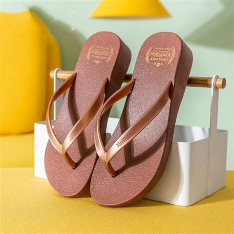 [ส่งเร็วพิเศษ ] รองเท้าแตะ รองเท้าแตะ ส้นสูง ยางล้วน ส้นแบน ทรงสวย ใส่ทำงานหรือเที่ยวก็ได้ หนึ่ง