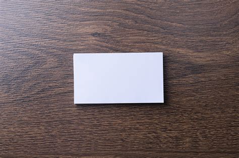 명함 나무 배경에 비어 있습니다 기업 문구류 브랜딩 모의 크리에이티브 디자이너 데스크 플랫 레이 텍스트공간을 복사합니다 Id용