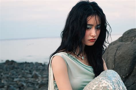 沈月一袭蓝裙纯欲感拉满 仿佛暗礁边的人鱼公主