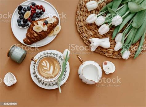 부활절 봄 8 행진 어머니의 날 정물 장면 갈색 배경에 흰색 튤립과 커피 컵 상단 보기 플랫 레이 복사 공간 마실 것에 대한 스톡 사진 및 기타 이미지 Istock