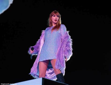 テイラー・スウィフト、映画『the Eras Tour』ノミネートの第81回ゴールデン・グローブ賞授賞式に登場！ グリーンに煌めくドレスで会場