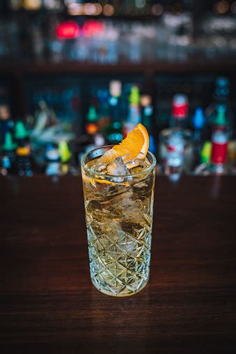 바 데스크에서 라임 민트 딸기 베리를 곁들인 상쾌하고 신선한 컬러풀한 이국적인 알콜 모히토 칵테일 여름 청량 음료 이국적인 다채로운 칵테일입니다 0명에 대한 스톡 사진 및