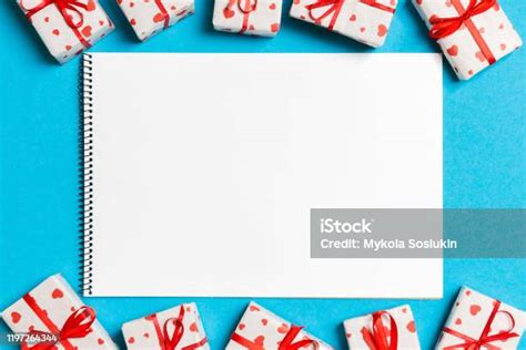 화려한 배경에 선물 상자로 둘러싸인 노트북의 상단보기 발렌타인 데이 컨셉 개념에 대한 스톡 사진 및 기타 이미지 개념 계획 공란 Istock