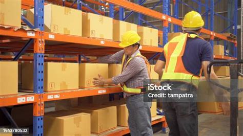 대형 창고 소매점 업계에서 일하는 아시아 노동자들의 팀워크 재고 보관 랙 전자 상거래 및 물류 개념의 화물 내부 창고 사람들의 라이프 스타일 배송 서비스 2명에 대한 스톡