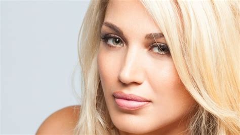 Η Κωνσταντίνα Σπυροπούλου ποζάρει με ολόσωμο μαγιό ΦΩΤΟ