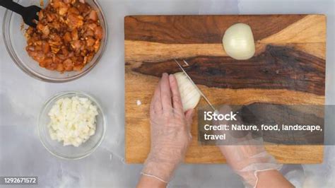 나무 도마에 양파를 자르는 장갑을 끼고 있는 여성의 손 사워 크림 치킨 파프리카 레시피 단계별 조리 과정 간장에 대한 스톡 사진
