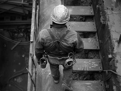 Premium Photo Construction Worker In Safety Harness On Scaffolding