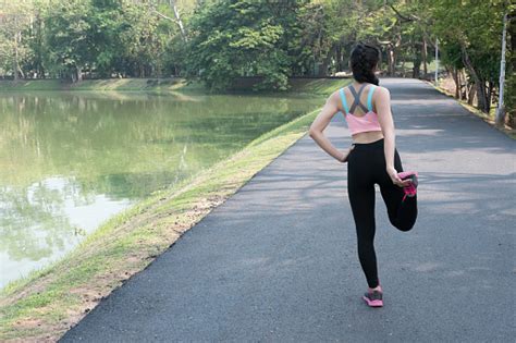 봄이나 여름에 숲 길에서 야외 조깅을 준비하는 여성 스포츠 피트니스 러너 건강 한 젊은 아시아 여자 스트레칭 실행 하기 전에 또는 공원에서 운동 후 건강한 생활방식에 대한