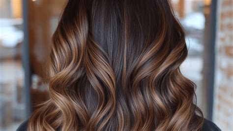 20 Estilos De Mechas Balayage Para Morenas Que Iluminan El Rostro