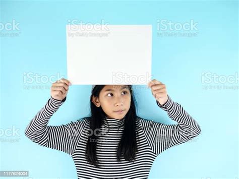 푸른 배경에 흰색 빈 종이를 들고 겨울 의상에 아시아 소녀 겨울에 대한 스톡 사진 및 기타 이미지 겨울 공란 광고