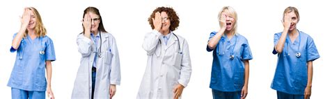 얼굴에 자신감 미소와 깜짝 감정 손으로 한 눈을 덮고 흰색 고립 된 배경 위에 전문 의사 여성의 그룹의 콜라주 가리기에 대한 스톡 사진 및 기타 이미지 Istock