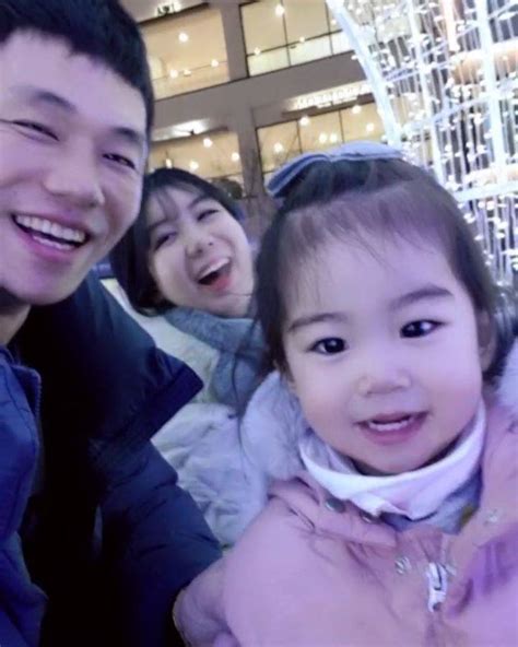 사랑하는 와이프 태어나줘서 고맙네💗 이렇게 이쁜 하엘이도 만날수 있게 해주고 생일날인데 함께해주지 못해 미안하네 내년엔 꼭 같이 있어줄게 박성용