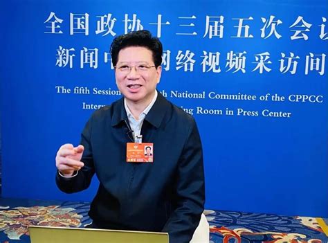 全国政协委员胡卫为挺起职业教育的脊梁而建言
