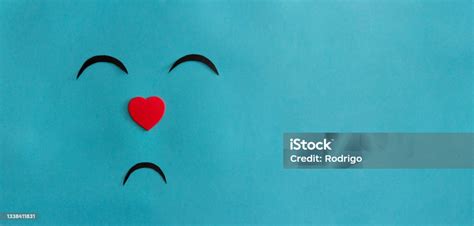 화가 개념 심장 코와 파란색 배경에 웃는 얼굴 공간을 복사합니다 감정에 대한 스톡 사진 및 기타 이미지 감정 고독 부정적인 감정 표현 마음이 산란해진 Istock