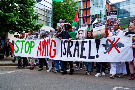 거리 시위 결속 공개 항의 국제 문제 군중 글로벌 이슈 기본적인 도시 설정 맨체스터 맨체스터 시위 목소리 민주화 운동 반 점령 반전 배너 사회적