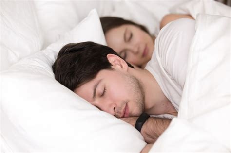 Junge Reizende Schöne Paare Die Bequem Im Bett Nah Schlafen