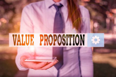 概念手写显示价值主张概念意义特征旨在使或产品具有吸引力穿着衬衫手持笔记本电脑和高清图片下载 正版图片504593835 摄图网