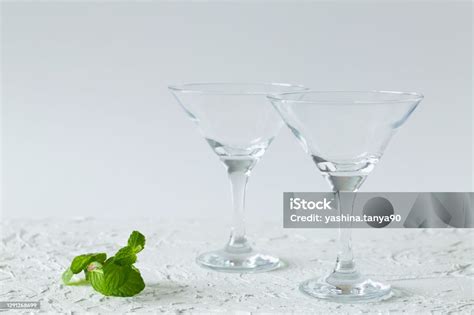 흰색 배경에 칵테일의 두 개의 빈 마티니 안경 알코올 음료 테이블에 칵테일안경 복사 공간 0명에 대한 스톡 사진 및 기타 이미지