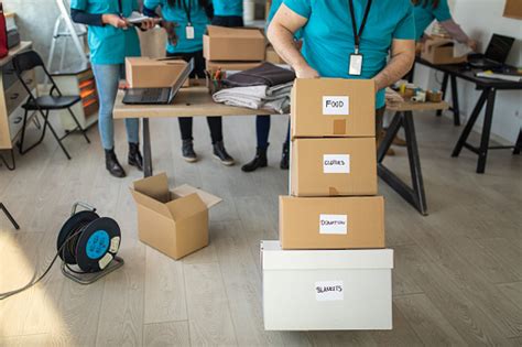 코로나바이러스 전염병 단속 중 전달을 위한 기부를 준비하는 사람들의 그룹 Charitable Foundation에 대한 스톡 사진 및 기타 이미지 Charitable