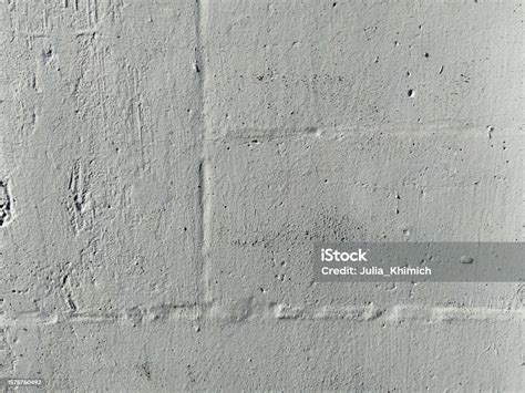 손상과 흠집이 있는 석고 벽의 그런지 질감 회색 팔레트의 오래된 표면입니다 최소한의 배경 사진입니다 갈색에 대한 스톡 사진 및 기타 이미지 Istock