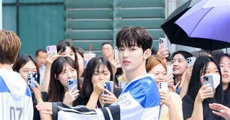 사진 제로베이스원 한유진뜨거운 함성 속 라디오 출근