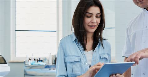 의사가 이온 가제트를 보여주는 동안 태블릿을 들고 있는 여성 환자 왼쪽에 복사 공간 사진 Unsplash의 기술 이미지