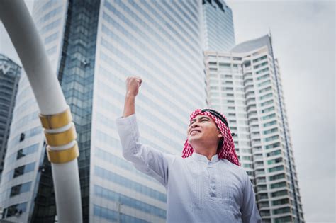 성공적인 팀 리더 고 비공식 비즈니스 회의 사업 작업 전경 선도 아랍 비즈니스 소유자 비즈니스 및 기업 개념입니다 개념에 대한 스톡 사진 및 기타 이미지 Istock