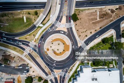 공중 보기의 원형 라운드a시 합 텍사스 오스틴 근처에 돌아다니는 각도 아래로 직선 고속도로 35 현대 도시 교통 자동차 로터리에 대한 스톡 사진 및 기타 이미지 Istock