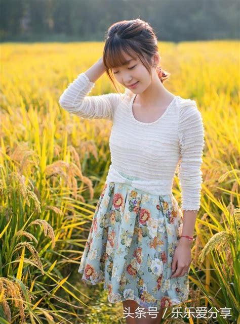 漫步在稻田間的美少女 每日頭條