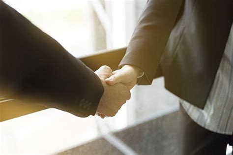 창가에서 악수하는 두 사업가 비즈니스 팀워크 사진 배경 및 무료 다운로드를위한 그림 Pngtree