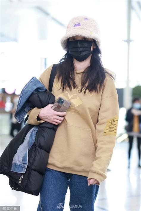 宋佳卫衣搭牛仔裤运动十足 毛绒渔夫帽遮秀发简约大气 新浪图片