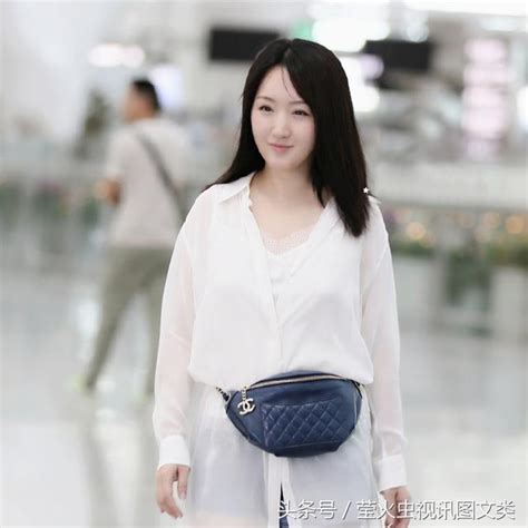 楊鈺瑩一身白衣輕如蟬翼，仙氣飄臨深圳機場，臉蛋清純如二十年前 每日頭條