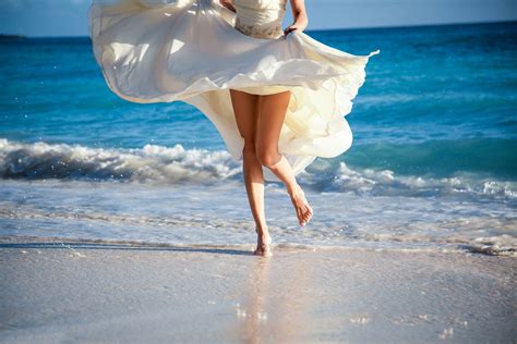 Фото на пляже в одежде позы примеры