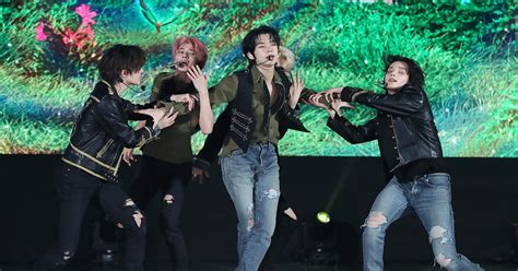 [오마이포토] 투모로우바이투게더 유혹에 맞닥뜨려 흔들