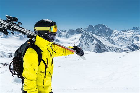 보호 헬멧에 안경 스키의 큰 초상화는 마스크와 코의 눈 덮인 산에서 그의 어깨에 스키와 스카프입니다 스키 눈 냉동상태의 물에 대한 스톡 사진 및 기타 이미지 Istock