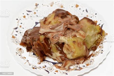 바나나 과일 조각 견과류 헤이즐넛 건포도 흰색과 갈색 초콜릿 소스와 흰색과 다크 초콜릿 스프레드 초콜릿을 토핑한 달콤한 초콜릿 믹스 롤 갈색에 대한 스톡 사진 및 기타