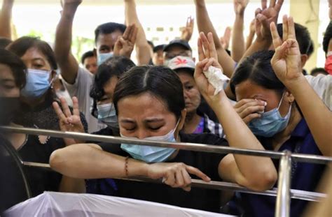 Dvb အကြမ်းဖက်စစ်အုပ်စုက ဖမ်းဆီးသတ်ဖြတ်ခဲ့သည့် အင်ဂျင်နီယာကျောင်းသား ကိုမျိုးမြင့်အောင်၏ ဈာပနကျင်းပ