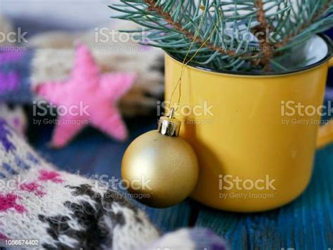 가문비나무와 황금 크리스마스 공 장식 니트 모직 스카프의 분기와 노란색 컵의 계절 겨울 장식 구성 0명에 대한 스톡 사진 및 기타 이미지 Istock