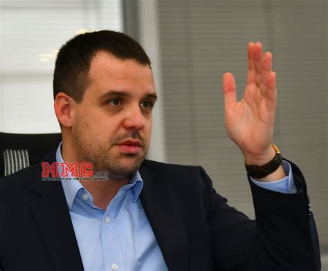 „Пратениците треба да дискутираат а не да молчат и да се сликаат“ им порача Стефан Богоев на