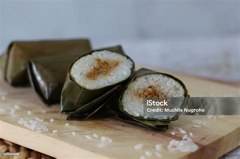 런던의 클로즈업 야채 나 고기로 채우고 바나나 잎으로 싸서 쌀에서 유래 한 인도네시아의 전통 음식 인도네시아 전통 음식 사진 개념입니다 0명에 대한 스톡 사진 및 기타