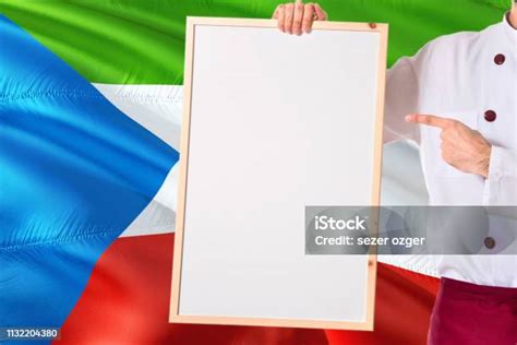 적도 기니 국기 배경에 빈 화이트 보드 메뉴를 들고 요리사 텍스트에 대 한 균일 한 포인팅 공간을 착용 요리 고급 요리에 대한 스톡 사진 및 기타 이미지 Istock