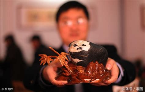 男子在河邊撿到一塊酷似熊貓的奇石，有出價10000元購買，被拒絕 每日頭條