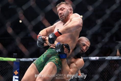 챔피언 완전히 압도한 도전자 Ufc 미들급 새 챔프 오른 치마예프 늘 하던 대로 해서 Ufc 챔피언이 됐다