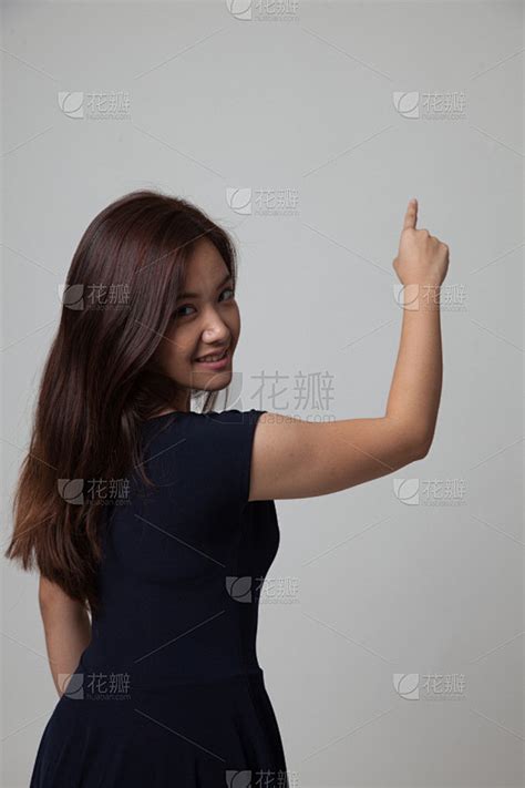 手指 女人 投影屏幕 背面视角 垂直画幅 泰国 仅成年人 工作室 青年人 白色