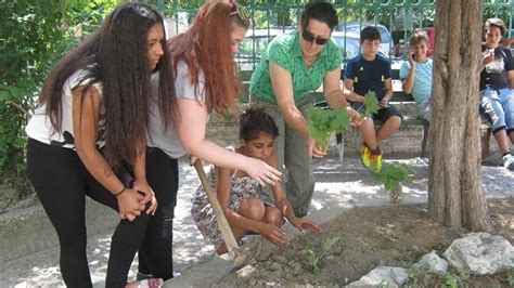 Ученици засадиха цветя в Световния ден на околната среда